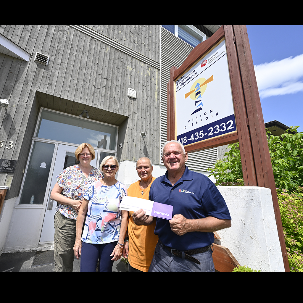M. Ghislain Boily remet 1 000 $ à Vision d'Espoir de Baie-Saint-Paul ...